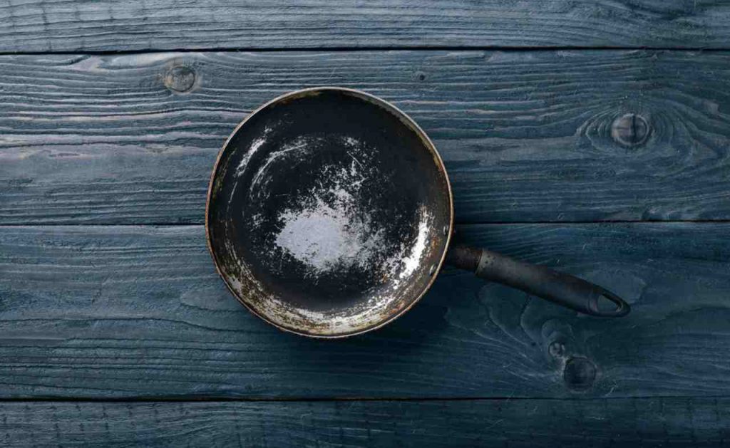 Padelle graffiate, come farle ritornare antiaderenti: il trucchetto c'è ...