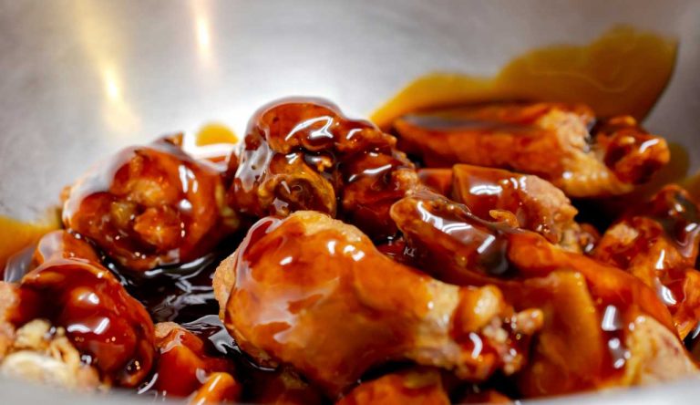 Prepara il pollo in salsa barbecue e ti sembrerà di aver portato il pub ...