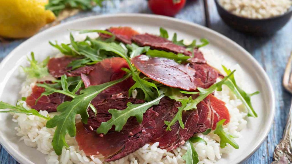 Riso bresaola, rucola e limone: con questo primo leggerissimo e ...